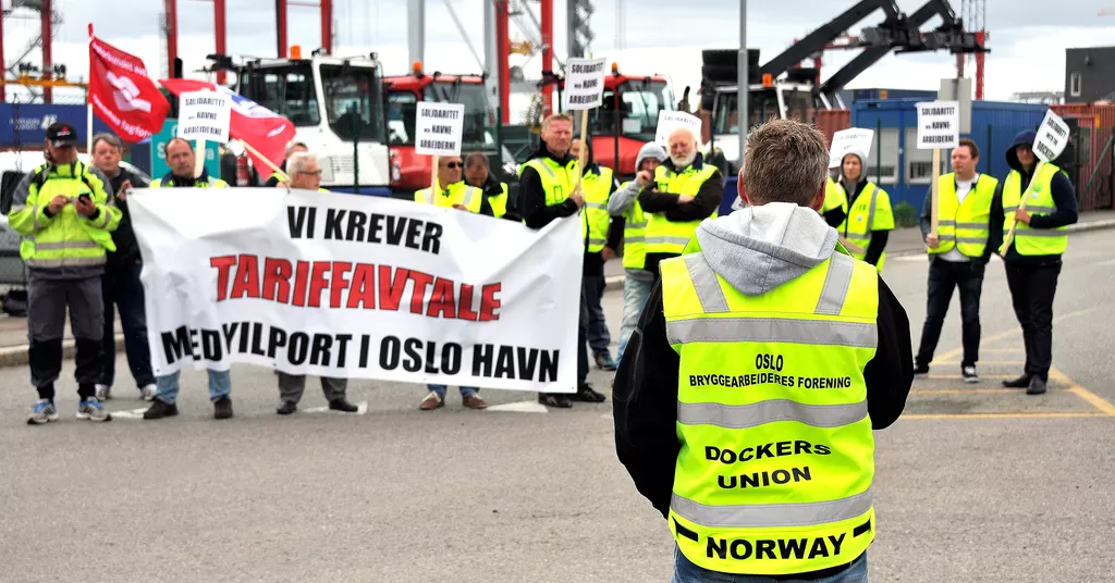 Havnearbeiderne ble klubbet ned med EØS-avtalen som hammer. Nå kan ... Havnearbeiderne ble klubbet ned med EØS-avtalen som hammer. Nå kan ...
