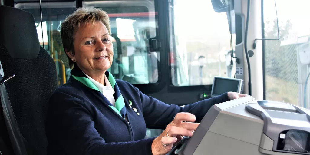 Bussjåfør Turid må velge mellom å spise eller gå på do i pausene ...