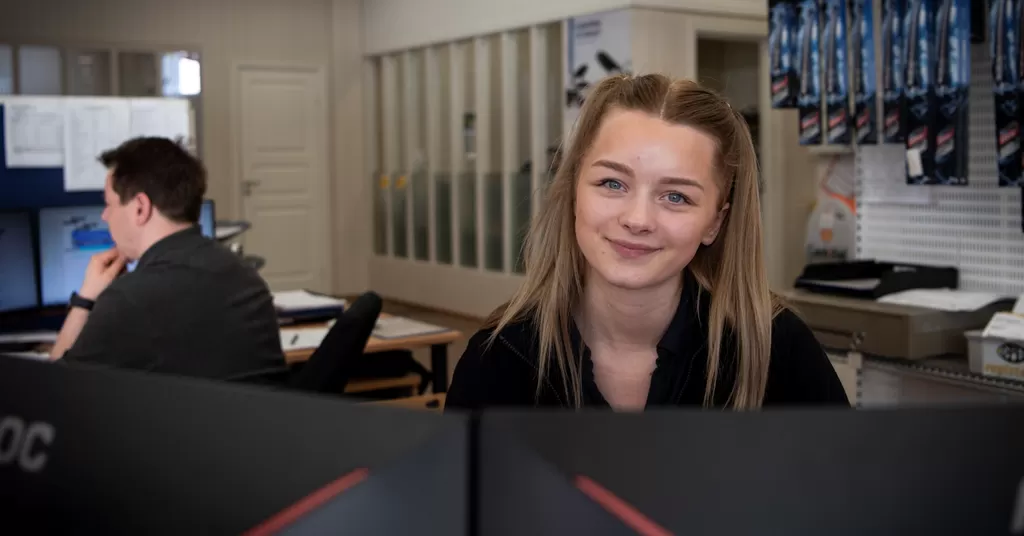 Sandra (22) hjelper bilkunder: – Det er flest kvinner som er skeptiske ...