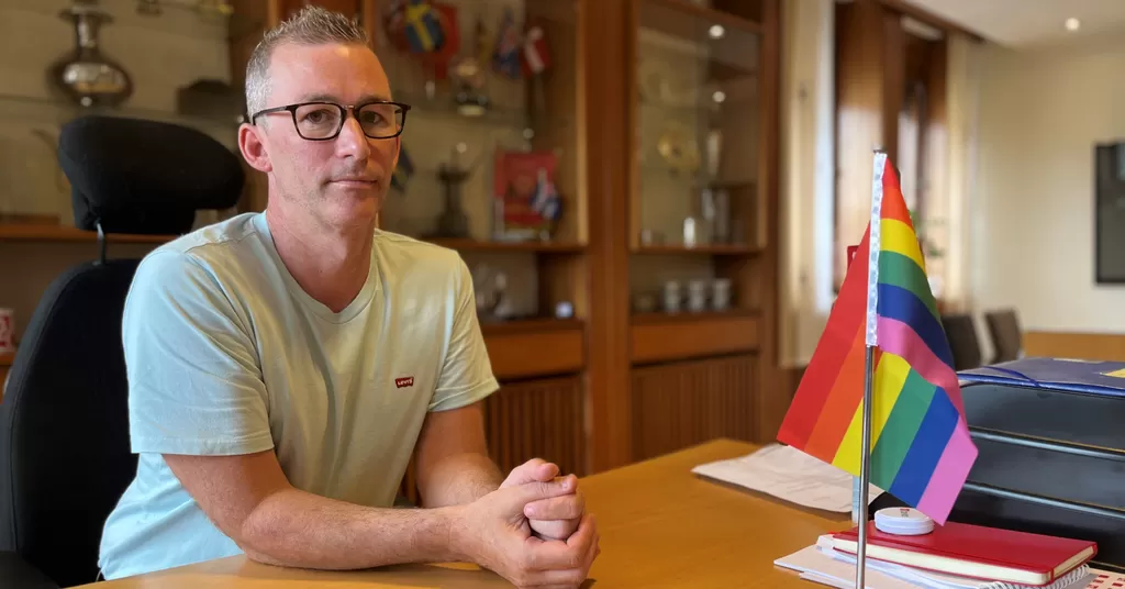 HK-leder Christopher Beckham ser seg ekstra over skulderen etter ...