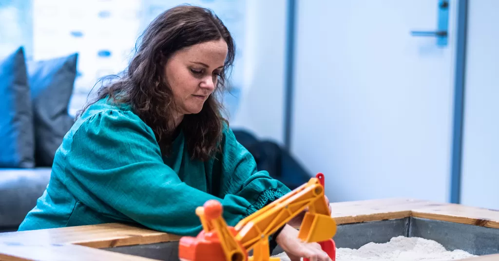 Sosionom Bente Kari må ta seg av flere barn enn noensinne. Men ...