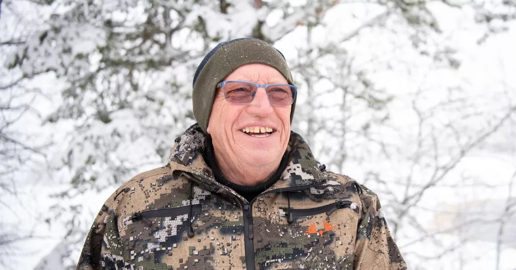 John Willy (81) går fortsatt med post. På den lengste ruta er han den ...