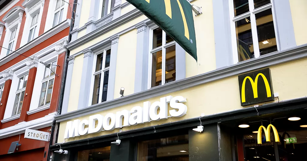 Tilsette rasar mot McDonald's-reklame: – Her føler eg dei bommar veldig ...