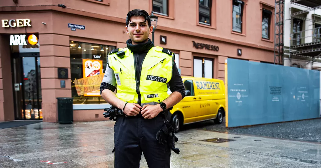 Stefan jobber som vekter. Under pågripelser blir han ofte omringet og ...