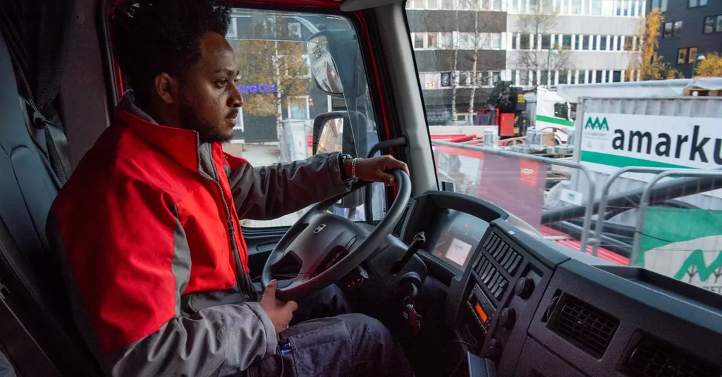 Her blomstrer lærlingene bak rattet: Snart er Even yrkessjåfør ...
