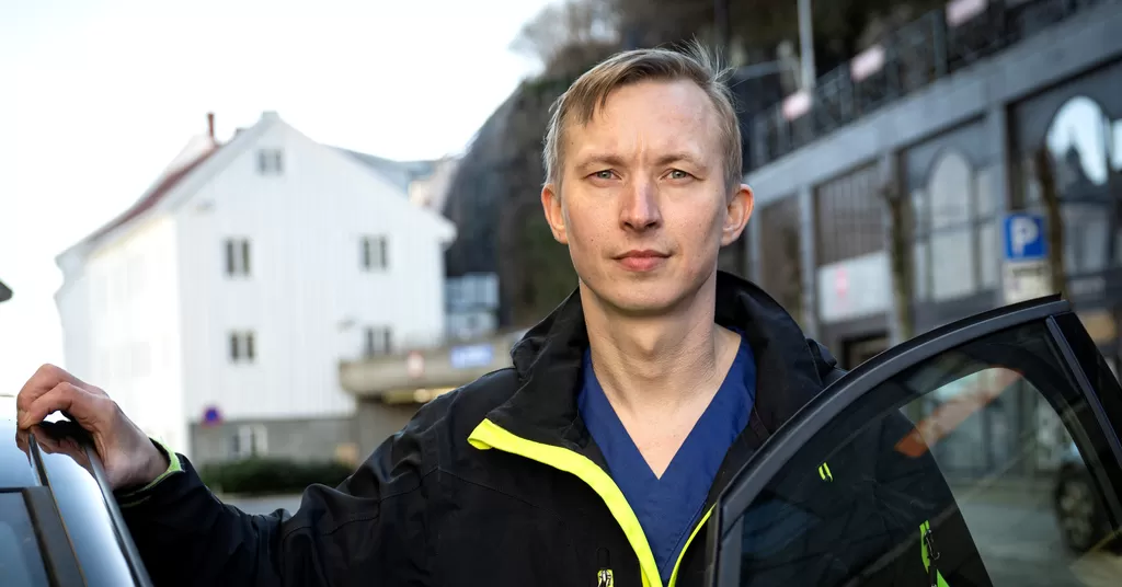 Her må ansatte dele på arbeidsklærne: – Tøyet lukter allerede ...