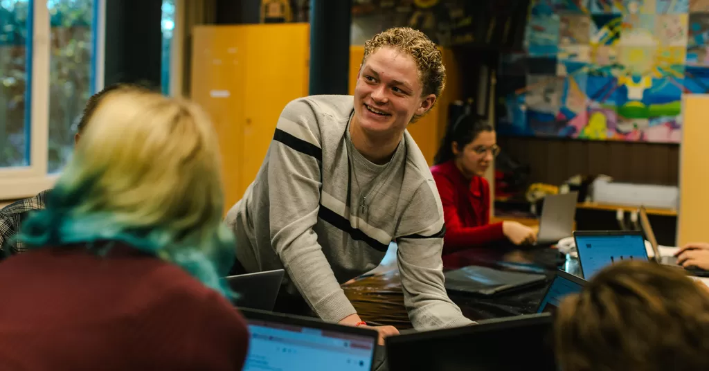 Charlie (15) var lei av å lese og skrive. I ett fag får han jobbe med ...