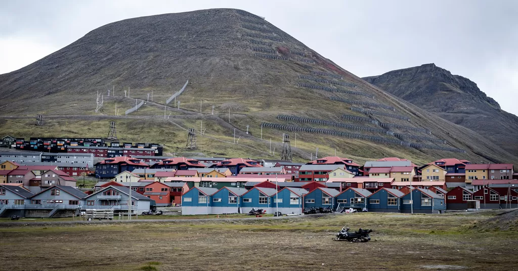 Svalbard må ikke få forfalle. Den tradisjonelle gruvedriften er snart ...