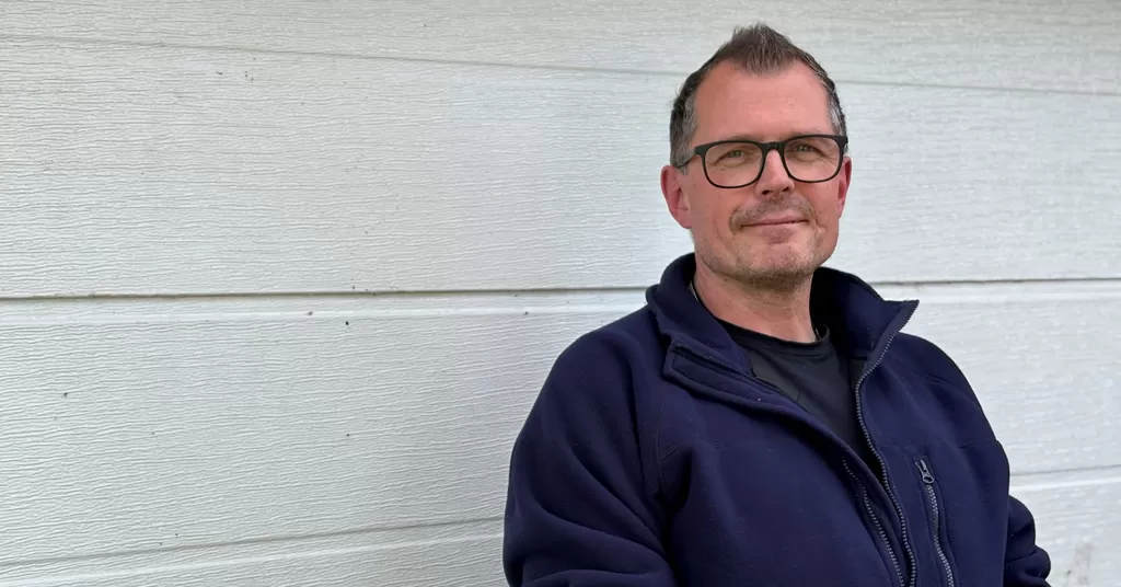 Etter 30 år som glassblåser ble Tom renholder | FriFagbevegelse