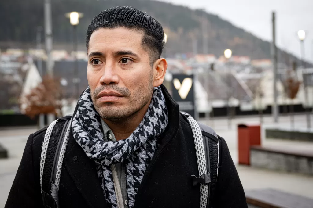 Carlos ble truffet av en gravemaskinskuffe. Plutselig kunne han ikke ...