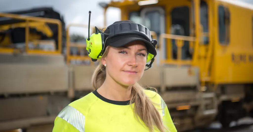 Banemontør Martine vil slippe å bytte logo på arbeidstøyet enda en gang ...